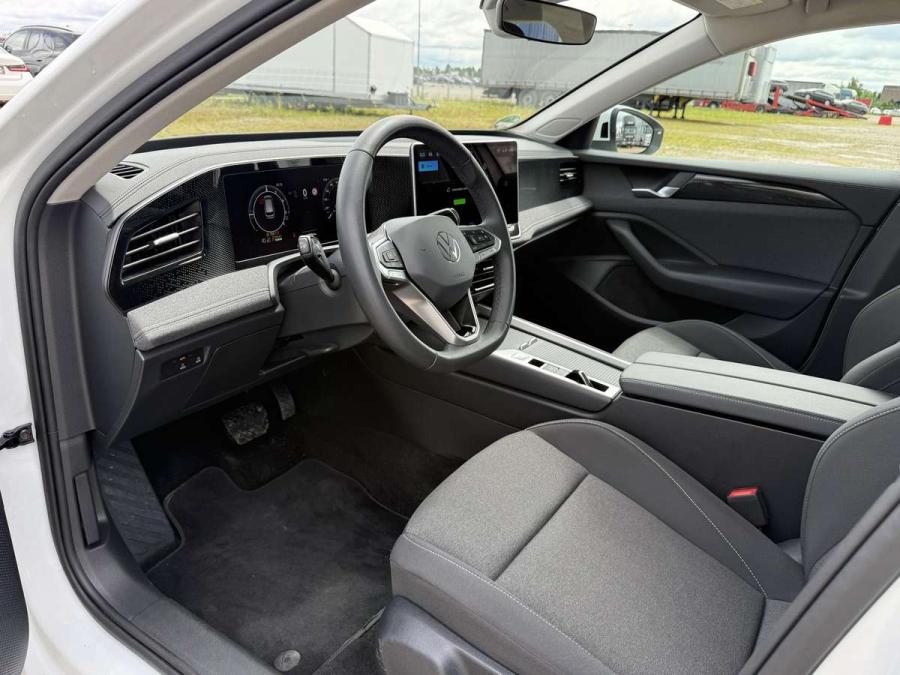 White Volkswagen Passat 2025 in Vilnius, with an engine capacity of 1.50 L and mileage of 27 thousand km for 27500 €, photo 17 on AUTOMOTO.COM.LV
