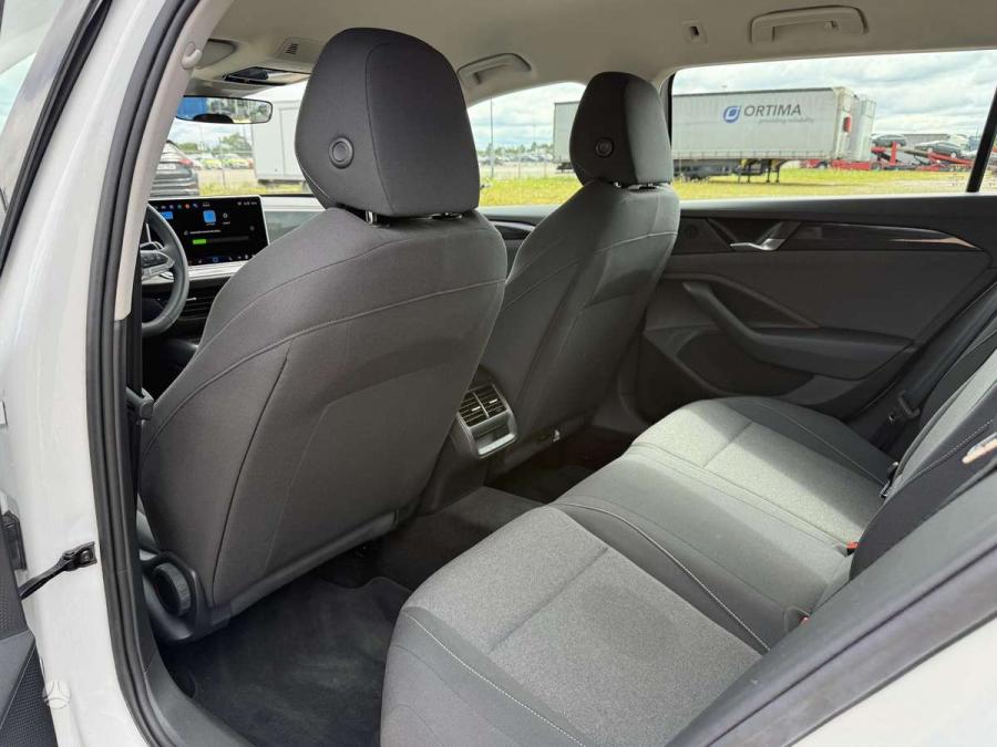 White Volkswagen Passat 2025 in Vilnius, with an engine capacity of 1.50 L and mileage of 27 thousand km for 27500 €, photo 20 on AUTOMOTO.COM.LV