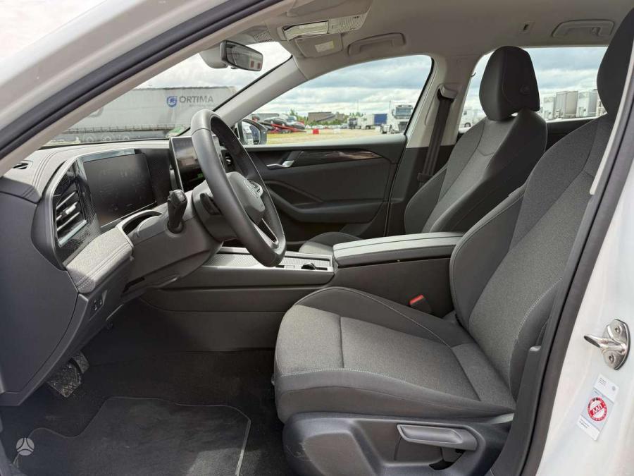 White Volkswagen Passat 2025 in Vilnius, with an engine capacity of 1.50 L and mileage of 27 thousand km for 27500 €, photo 22 on AUTOMOTO.COM.LV