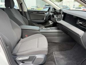 White Volkswagen Passat 2025 in Vilnius, with an engine capacity of 1.50 L and mileage of 27 thousand km for 27500 €, photo 23 on AUTOMOTO.COM.LV