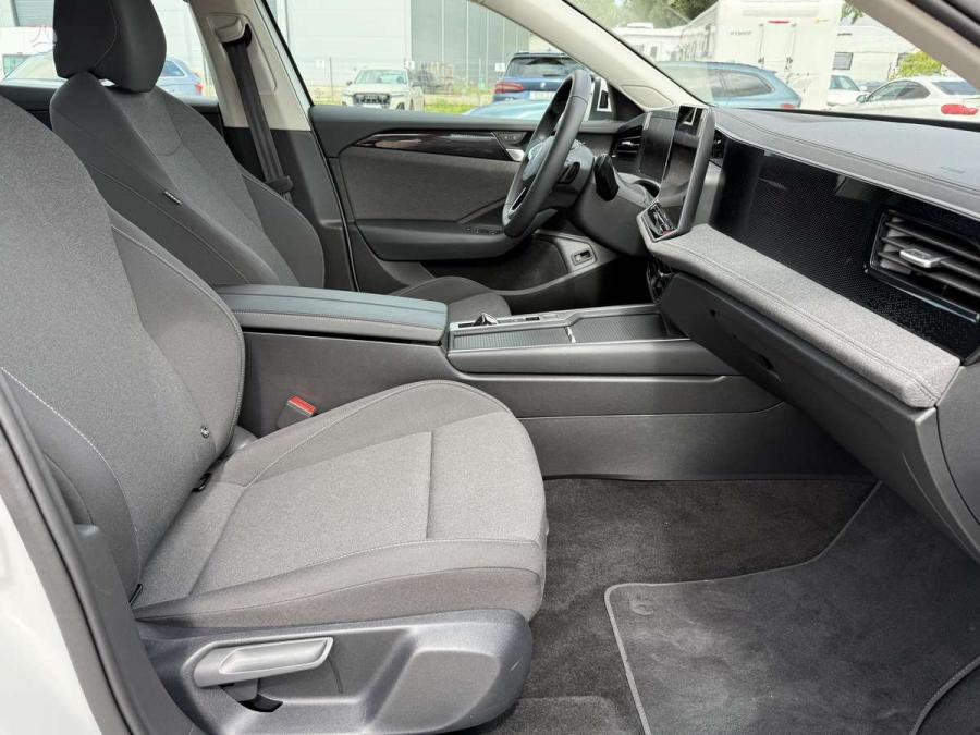 White Volkswagen Passat 2025 in Vilnius, with an engine capacity of 1.50 L and mileage of 27 thousand km for 27500 €, photo 23 on AUTOMOTO.COM.LV