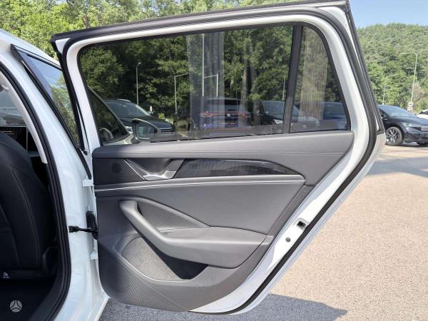 White Volkswagen Passat 2025 in Vilnius, with an engine capacity of 1.97 L and mileage of 26 thousand km for 29500 €, photo 9 on AUTOMOTO.COM.LV