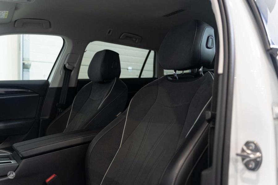 Balts Volkswagen Passat 2025 Viļņa, ar dzinēja tilpumu 1.50 L un nobraukumu 18 tūkst. km par 33990 €, foto 24 vietnē AUTOMOTO.COM.LV