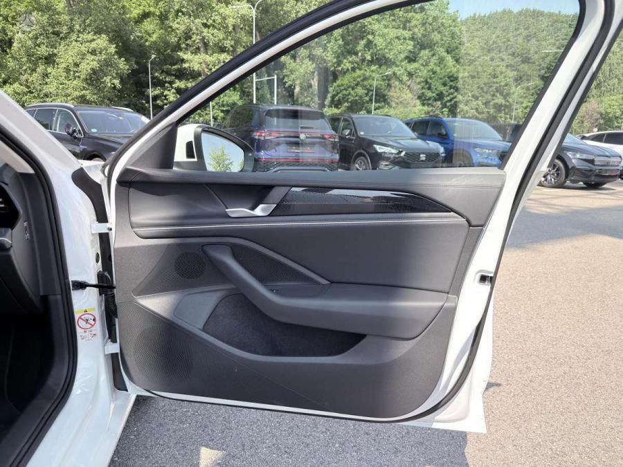 White Volkswagen Passat 2025 in Vilnius, with an engine capacity of 1.97 L and mileage of 26 thousand km for 29000 €, photo 17 on AUTOMOTO.COM.LV