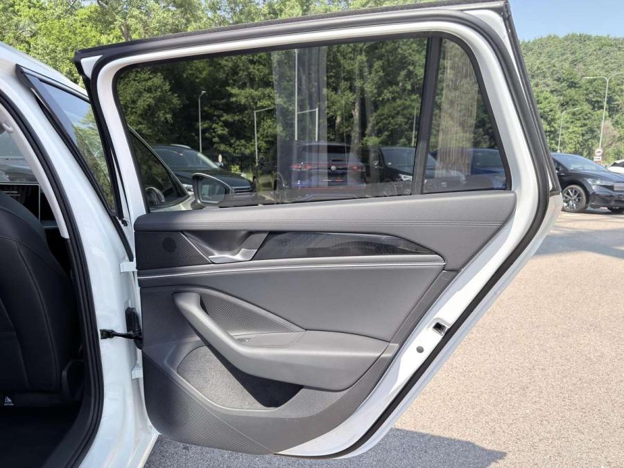 White Volkswagen Passat 2025 in Vilnius, with an engine capacity of 1.97 L and mileage of 26 thousand km for 29000 €, photo 18 on AUTOMOTO.COM.LV