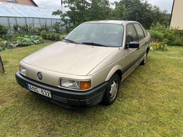 Yellow Volkswagen Passat 1988 in Druskininkai, with an engine capacity of 1.60 L and mileage of 230 thousand km for 350 €, photo 1 on AUTOMOTO.COM.LV