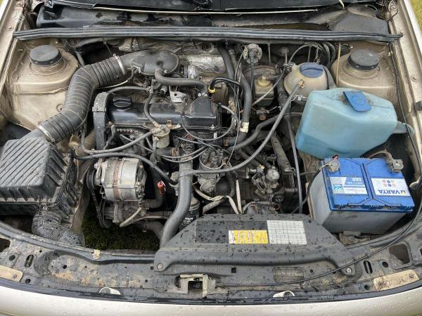 Yellow Volkswagen Passat 1988 in Druskininkai, with an engine capacity of 1.60 L and mileage of 230 thousand km for 350 €, photo 9 on AUTOMOTO.COM.LV