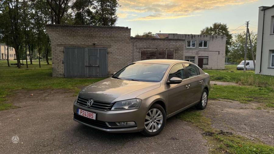 Yellow Volkswagen Passat 2012 in Alytus, with an engine capacity of 1.60 L and mileage of 301 thousand km for 4650 €, photo 1 on AUTOMOTO.COM.LV