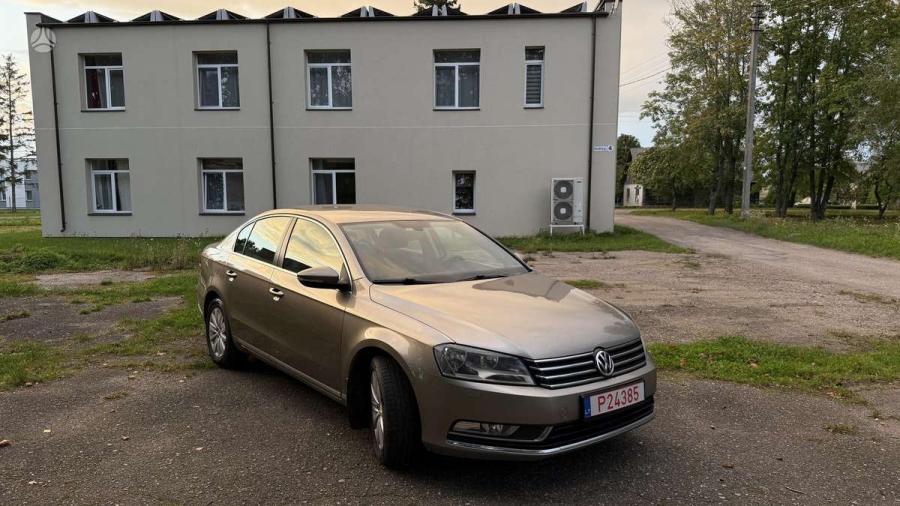 Yellow Volkswagen Passat 2012 in Alytus, with an engine capacity of 1.60 L and mileage of 301 thousand km for 4650 €, photo 3 on AUTOMOTO.COM.LV