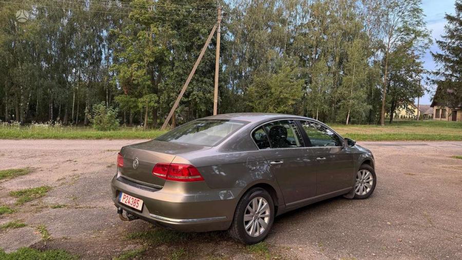Yellow Volkswagen Passat 2012 in Alytus, with an engine capacity of 1.60 L and mileage of 301 thousand km for 4650 €, photo 4 on AUTOMOTO.COM.LV