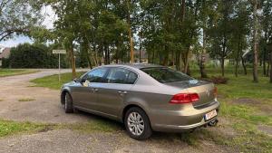 Yellow Volkswagen Passat 2012 in Alytus, with an engine capacity of 1.60 L and mileage of 301 thousand km for 4650 €, photo 5 on AUTOMOTO.COM.LV