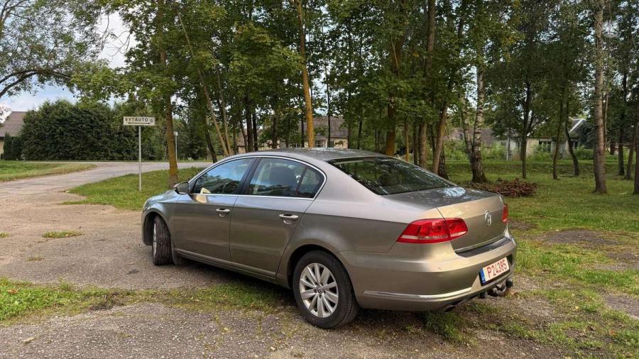 Yellow Volkswagen Passat 2012 in Alytus, with an engine capacity of 1.60 L and mileage of 301 thousand km for 4650 €, photo 5 on AUTOMOTO.COM.LV