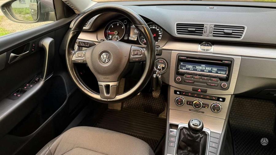 Yellow Volkswagen Passat 2012 in Alytus, with an engine capacity of 1.60 L and mileage of 301 thousand km for 4650 €, photo 6 on AUTOMOTO.COM.LV