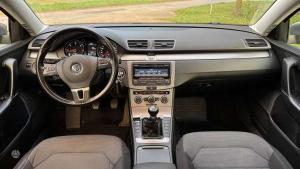 Yellow Volkswagen Passat 2012 in Alytus, with an engine capacity of 1.60 L and mileage of 301 thousand km for 4650 €, photo 7 on AUTOMOTO.COM.LV
