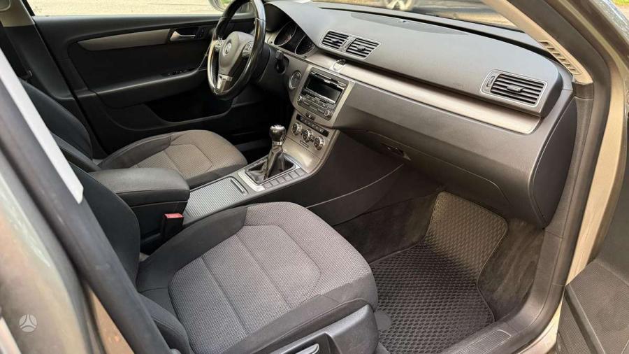 Yellow Volkswagen Passat 2012 in Alytus, with an engine capacity of 1.60 L and mileage of 301 thousand km for 4650 €, photo 10 on AUTOMOTO.COM.LV