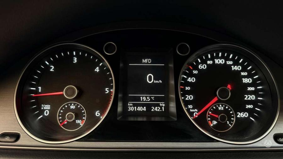 Yellow Volkswagen Passat 2012 in Alytus, with an engine capacity of 1.60 L and mileage of 301 thousand km for 4650 €, photo 13 on AUTOMOTO.COM.LV