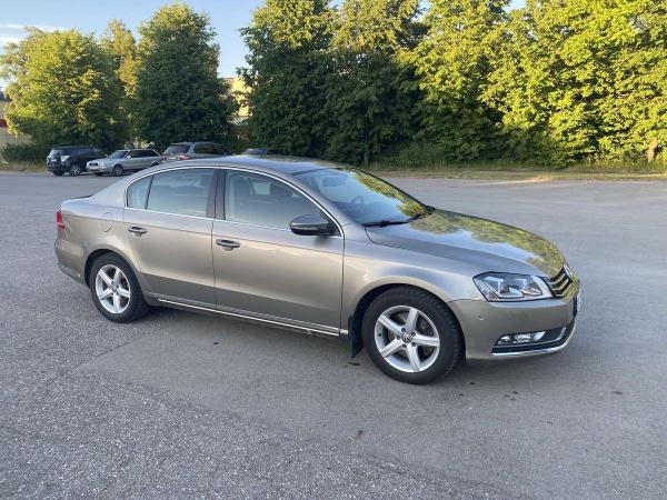 Yellow Volkswagen Passat 2013 in Klaipeda, with an engine capacity of 1.60 L and mileage of 227 thousand km for 4500 €, photo 6 on AUTOMOTO.COM.LV
