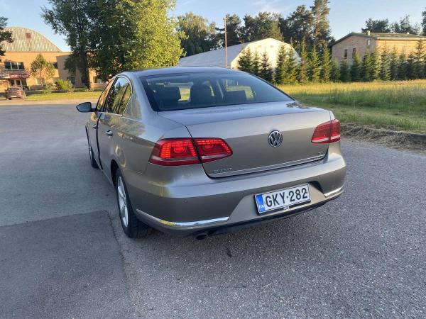 Yellow Volkswagen Passat 2013 in Klaipeda, with an engine capacity of 1.60 L and mileage of 227 thousand km for 4500 €, photo 8 on AUTOMOTO.COM.LV