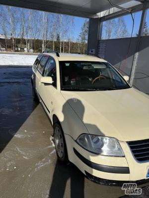 Yellow Volkswagen Passat 2002 in Vilnius, with an engine capacity of 1.90 L and mileage of 385 thousand km for 1600 €, photo 3 on AUTOMOTO.COM.LV