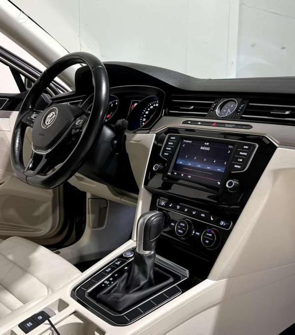 Yellow Volkswagen Passat 2015 in Klaipeda, with an engine capacity of 1.40 L and mileage of 138 thousand km for 12999 €, photo 3 on AUTOMOTO.COM.LV