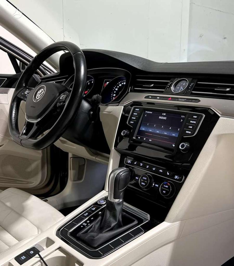 Yellow Volkswagen Passat 2015 in Klaipeda, with an engine capacity of 1.40 L and mileage of 138 thousand km for 12999 €, photo 3 on AUTOMOTO.COM.LV