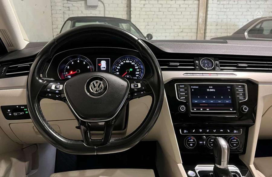 Yellow Volkswagen Passat 2015 in Klaipeda, with an engine capacity of 1.40 L and mileage of 138 thousand km for 12999 €, photo 5 on AUTOMOTO.COM.LV