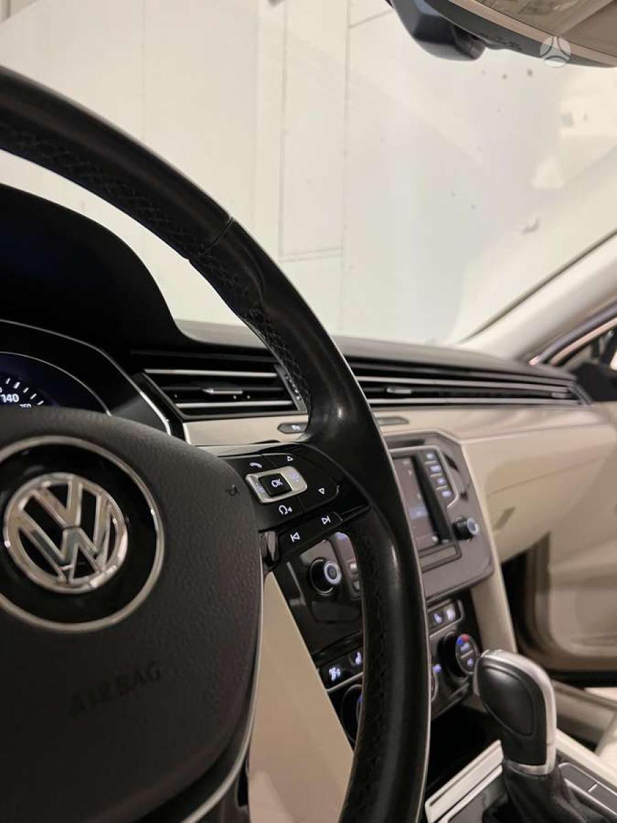 Yellow Volkswagen Passat 2015 in Klaipeda, with an engine capacity of 1.40 L and mileage of 138 thousand km for 12999 €, photo 33 on AUTOMOTO.COM.LV