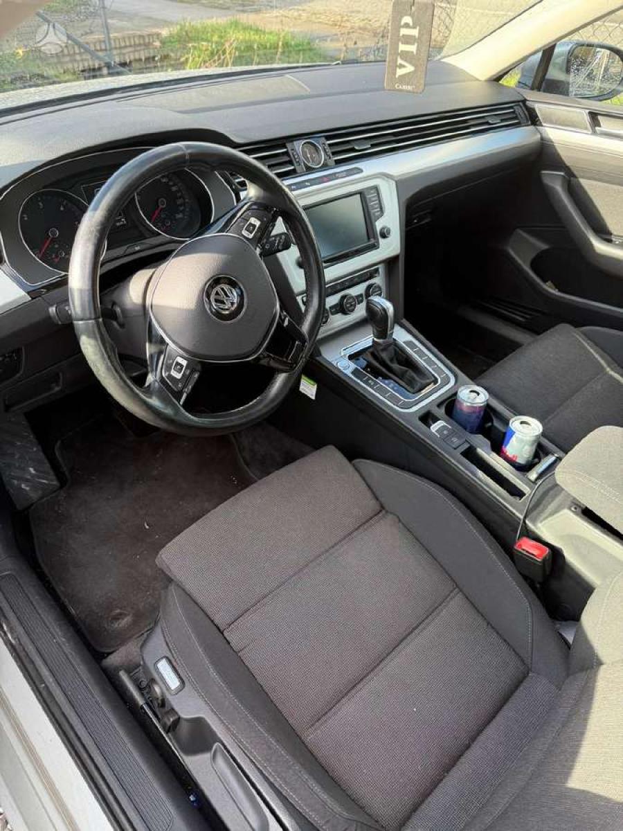Yellow Volkswagen Passat 2017 in Siauliai, with an engine capacity of 1.60 L and mileage of 240 thousand km for 8100 €, photo 4 on AUTOMOTO.COM.LV
