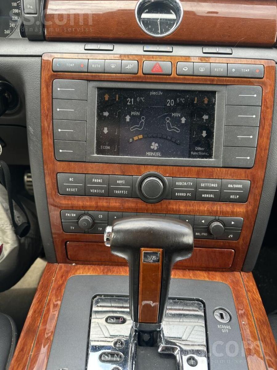 Melns Volkswagen Phaeton 2005 Daugavpils, ar dzinēja tilpumu 3.00 L un nobraukumu 290 tūkst. km par 3500 €, foto 13 vietnē AUTOMOTO.COM.LV