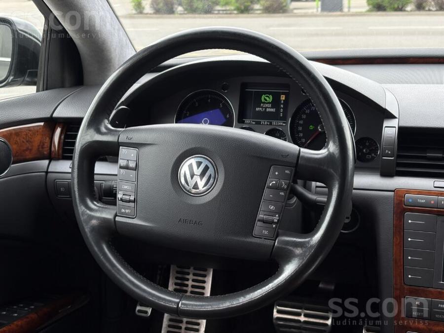 Melns Volkswagen Phaeton 2004 Rīga, ar dzinēja tilpumu 6.00 L un nobraukumu 151 tūkst. km par 12000 €, foto 12 vietnē AUTOMOTO.COM.LV
