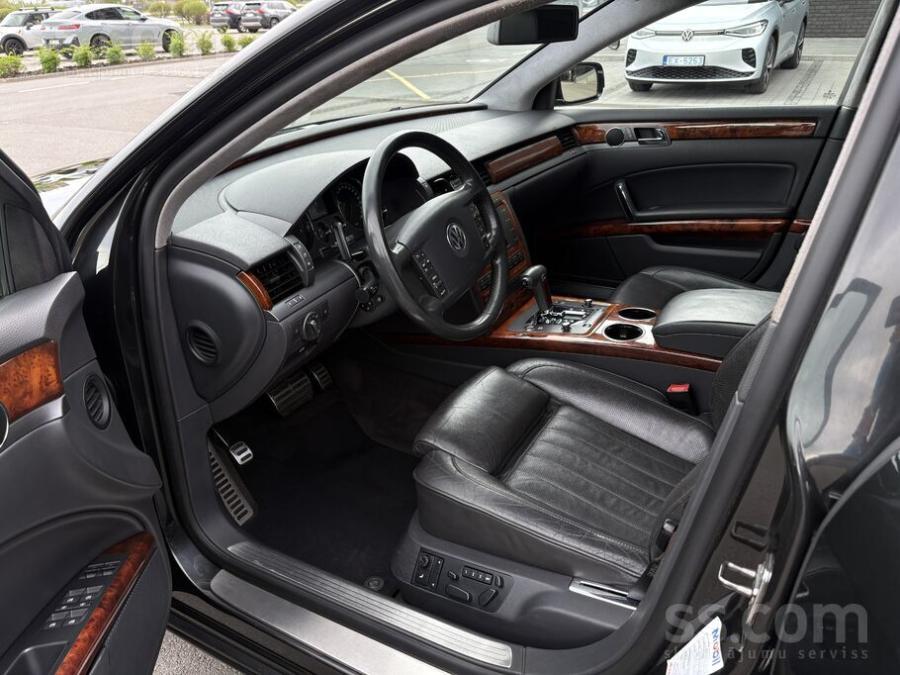 Melns Volkswagen Phaeton 2004 Rīga, ar dzinēja tilpumu 6.00 L un nobraukumu 151 tūkst. km par 12000 €, foto 14 vietnē AUTOMOTO.COM.LV
