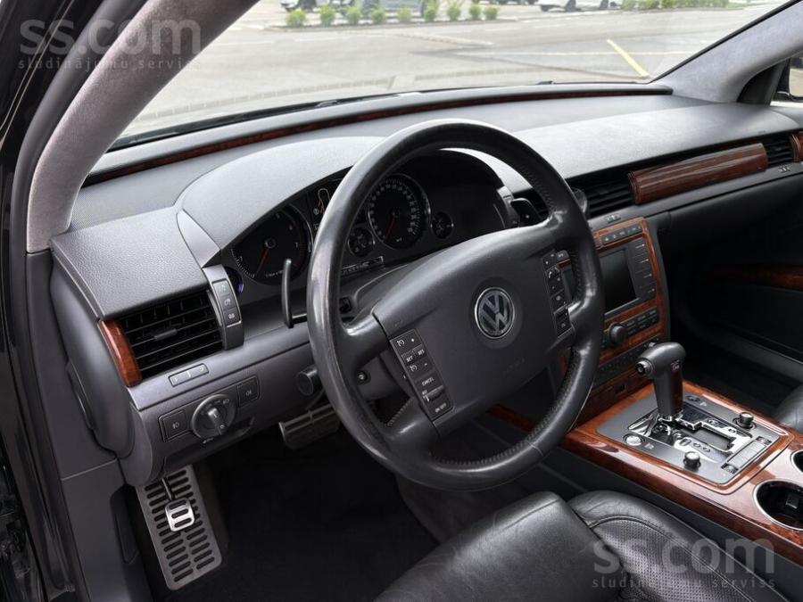 Melns Volkswagen Phaeton 2004 Rīga, ar dzinēja tilpumu 6.00 L un nobraukumu 151 tūkst. km par 12000 €, foto 18 vietnē AUTOMOTO.COM.LV