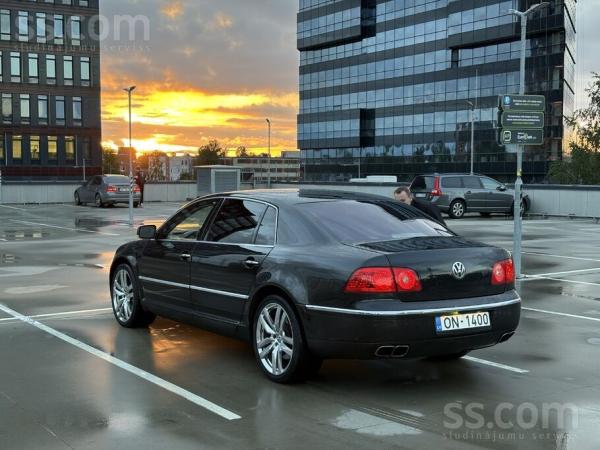Black Volkswagen Phaeton 2004 in Riga, with an engine capacity of 6.00 L and mileage of 151 thousand km for 12000 €, photo 7 on AUTOMOTO.COM.LV