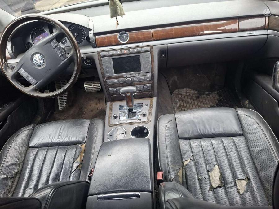 Melns Volkswagen Phaeton 2004 Kretinga, ar dzinēja tilpumu 5.00 L un nobraukumu 319 tūkst. km par 2400 €, foto 10 vietnē AUTOMOTO.COM.LV