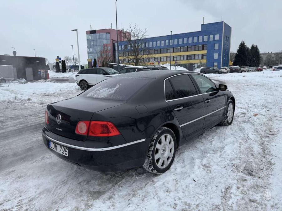 Black Volkswagen Phaeton 2005 in Klaipeda, with an engine capacity of 2.97 L and mileage of 313 thousand km for 2700 €, photo 5 on AUTOMOTO.COM.LV