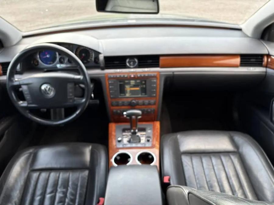 Black Volkswagen Phaeton 2005 in Daugavpils, with an engine capacity of 3.00 L and mileage of 248 thousand km for 3999 €, photo 11 on AUTOMOTO.COM.LV