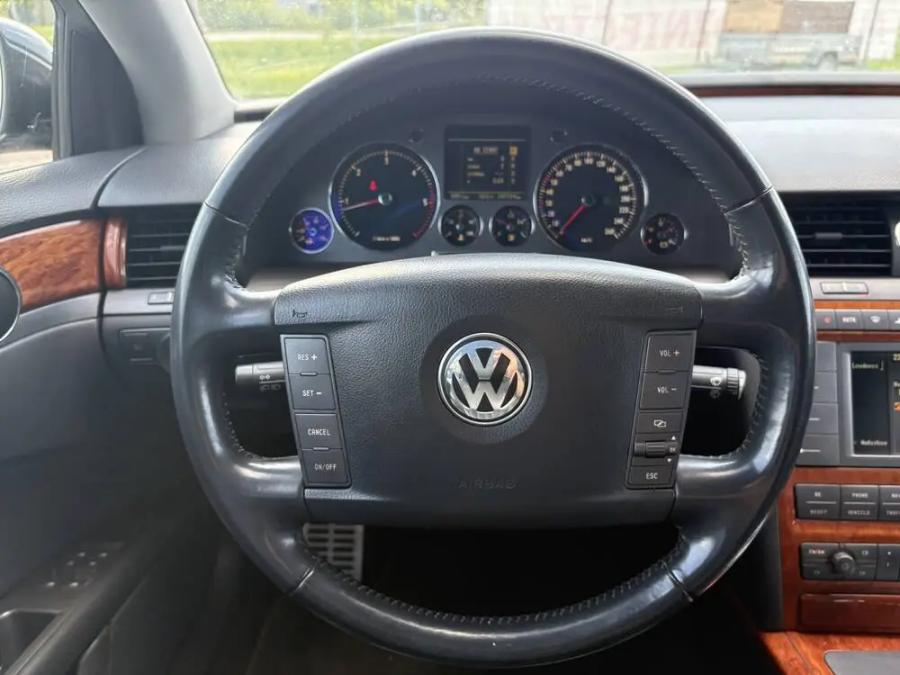 Black Volkswagen Phaeton 2005 in Daugavpils, with an engine capacity of 3.00 L and mileage of 248 thousand km for 3999 €, photo 12 on AUTOMOTO.COM.LV