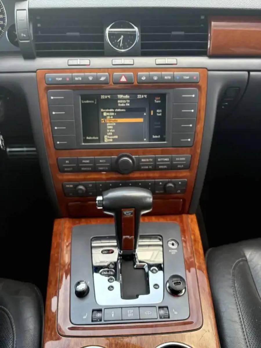 Black Volkswagen Phaeton 2005 in Daugavpils, with an engine capacity of 3.00 L and mileage of 248 thousand km for 3999 €, photo 13 on AUTOMOTO.COM.LV