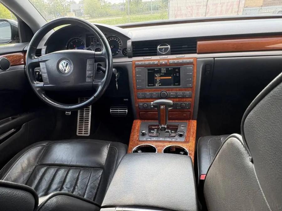 Black Volkswagen Phaeton 2005 in Daugavpils, with an engine capacity of 3.00 L and mileage of 248 thousand km for 3999 €, photo 14 on AUTOMOTO.COM.LV