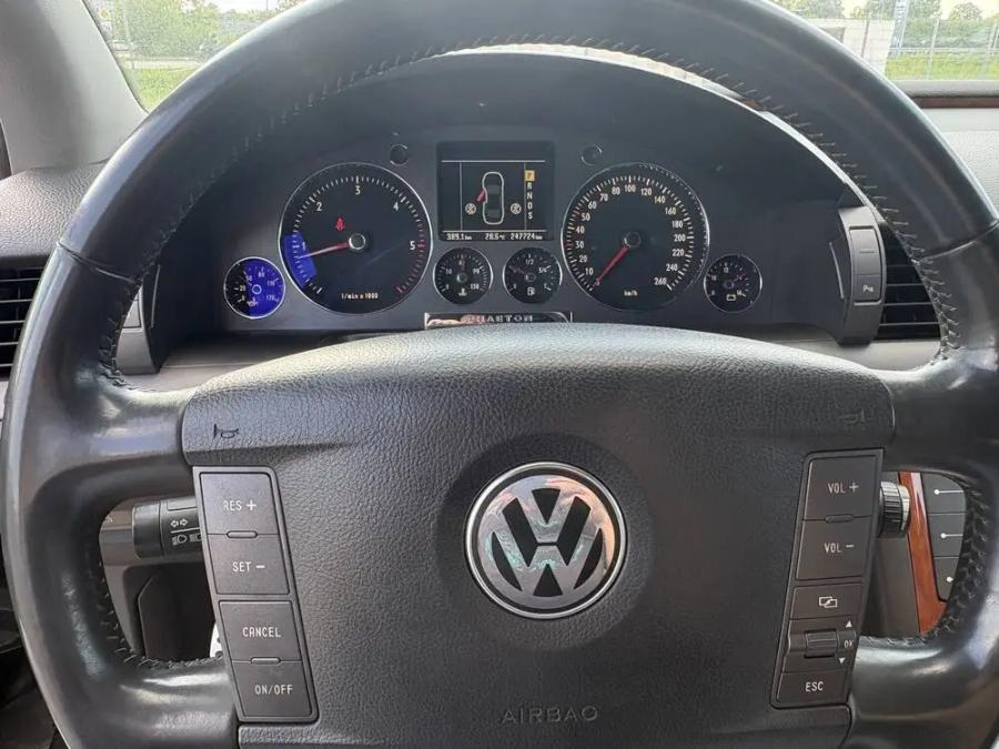 Black Volkswagen Phaeton 2005 in Daugavpils, with an engine capacity of 3.00 L and mileage of 248 thousand km for 3999 €, photo 15 on AUTOMOTO.COM.LV