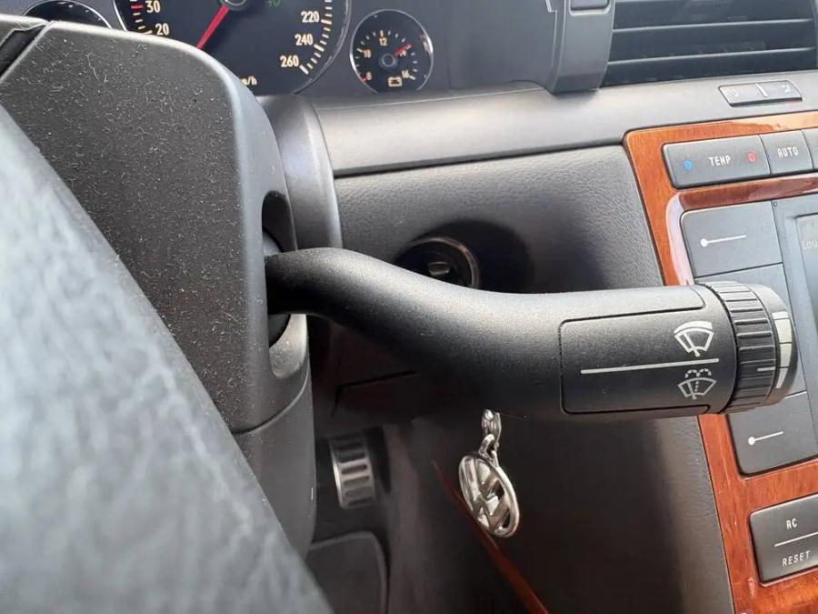 Black Volkswagen Phaeton 2005 in Daugavpils, with an engine capacity of 3.00 L and mileage of 248 thousand km for 3999 €, photo 17 on AUTOMOTO.COM.LV