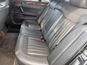 Black Volkswagen Phaeton 2005 in Daugavpils, with an engine capacity of 3.00 L and mileage of 248 thousand km for 3999 €, photo 23 on AUTOMOTO.COM.LV