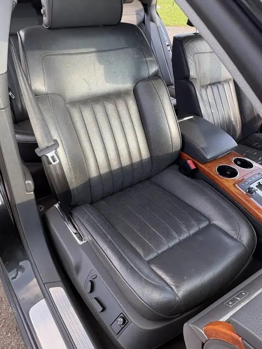 Black Volkswagen Phaeton 2005 in Daugavpils, with an engine capacity of 3.00 L and mileage of 248 thousand km for 3999 €, photo 25 on AUTOMOTO.COM.LV