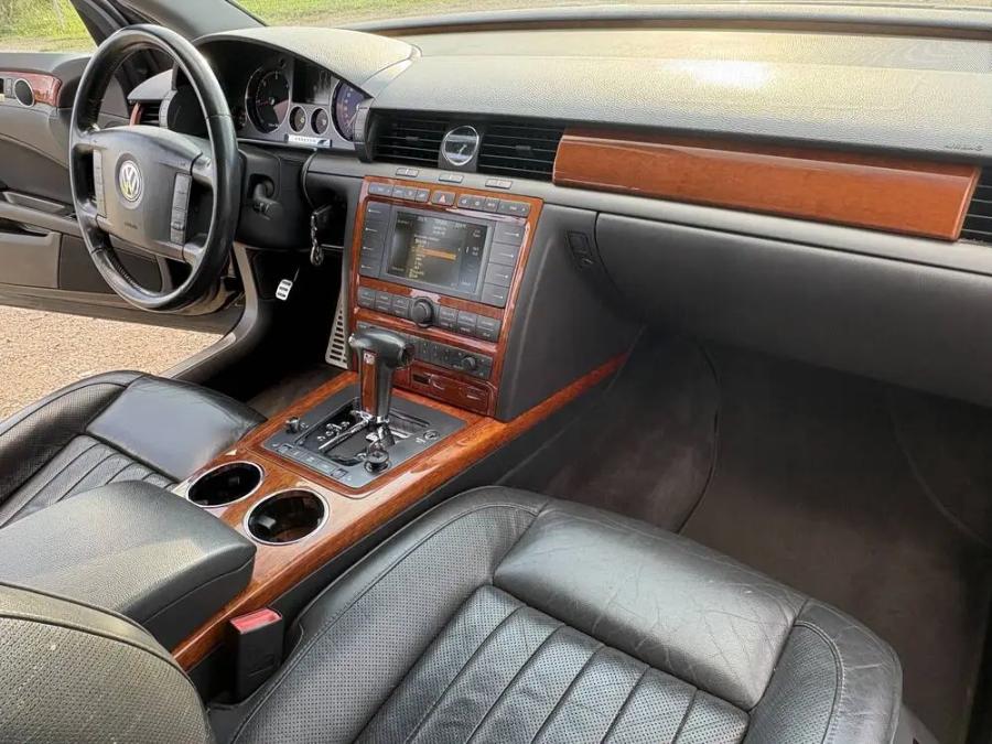 Black Volkswagen Phaeton 2005 in Daugavpils, with an engine capacity of 3.00 L and mileage of 248 thousand km for 3999 €, photo 27 on AUTOMOTO.COM.LV