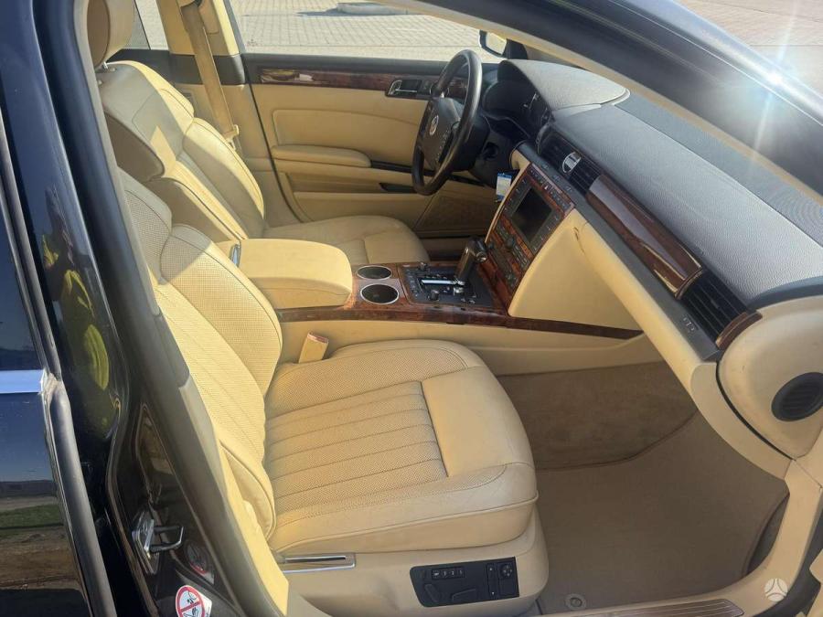 Black Volkswagen Phaeton 2005 in Kaunas, with an engine capacity of 2.97 L and mileage of 242 thousand km for 3990 €, photo 8 on AUTOMOTO.COM.LV