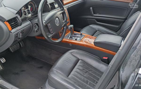 Black Volkswagen Phaeton 2006 in Vilnius, with an engine capacity of 3.00 L and mileage of 240 thousand km for 2400 €, photo 5 on AUTOMOTO.COM.LV