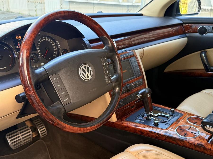 Black Volkswagen Phaeton 2006 in Vilnius, with an engine capacity of 3.00 L and mileage of 187 thousand km for 3000 €, photo 13 on AUTOMOTO.COM.LV
