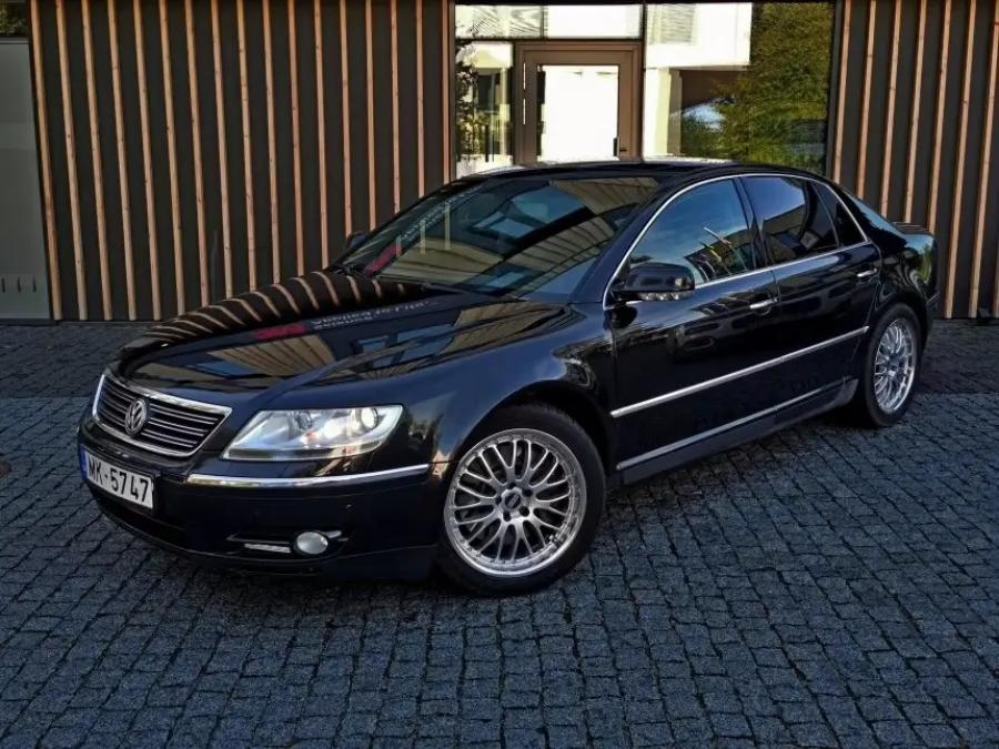 Black Volkswagen Phaeton 2006 in Riga, with an engine capacity of 3.00 L and mileage of 255 thousand km for 6490 €, photo 1 on AUTOMOTO.COM.LV