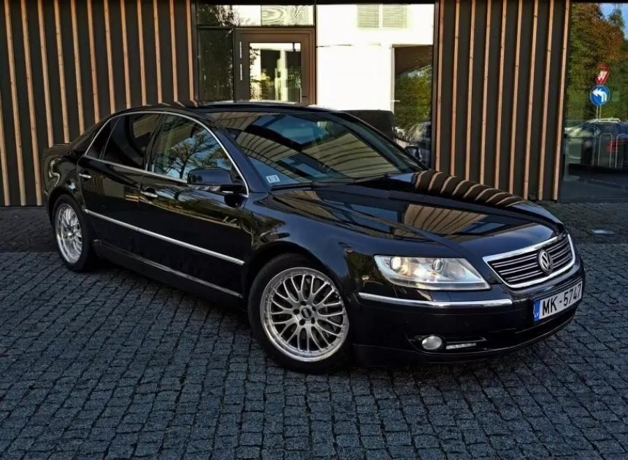 Black Volkswagen Phaeton 2006 in Riga, with an engine capacity of 3.00 L and mileage of 255 thousand km for 6490 €, photo 4 on AUTOMOTO.COM.LV