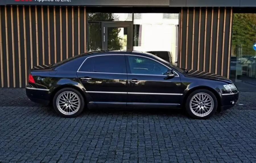 Black Volkswagen Phaeton 2006 in Riga, with an engine capacity of 3.00 L and mileage of 255 thousand km for 6490 €, photo 5 on AUTOMOTO.COM.LV